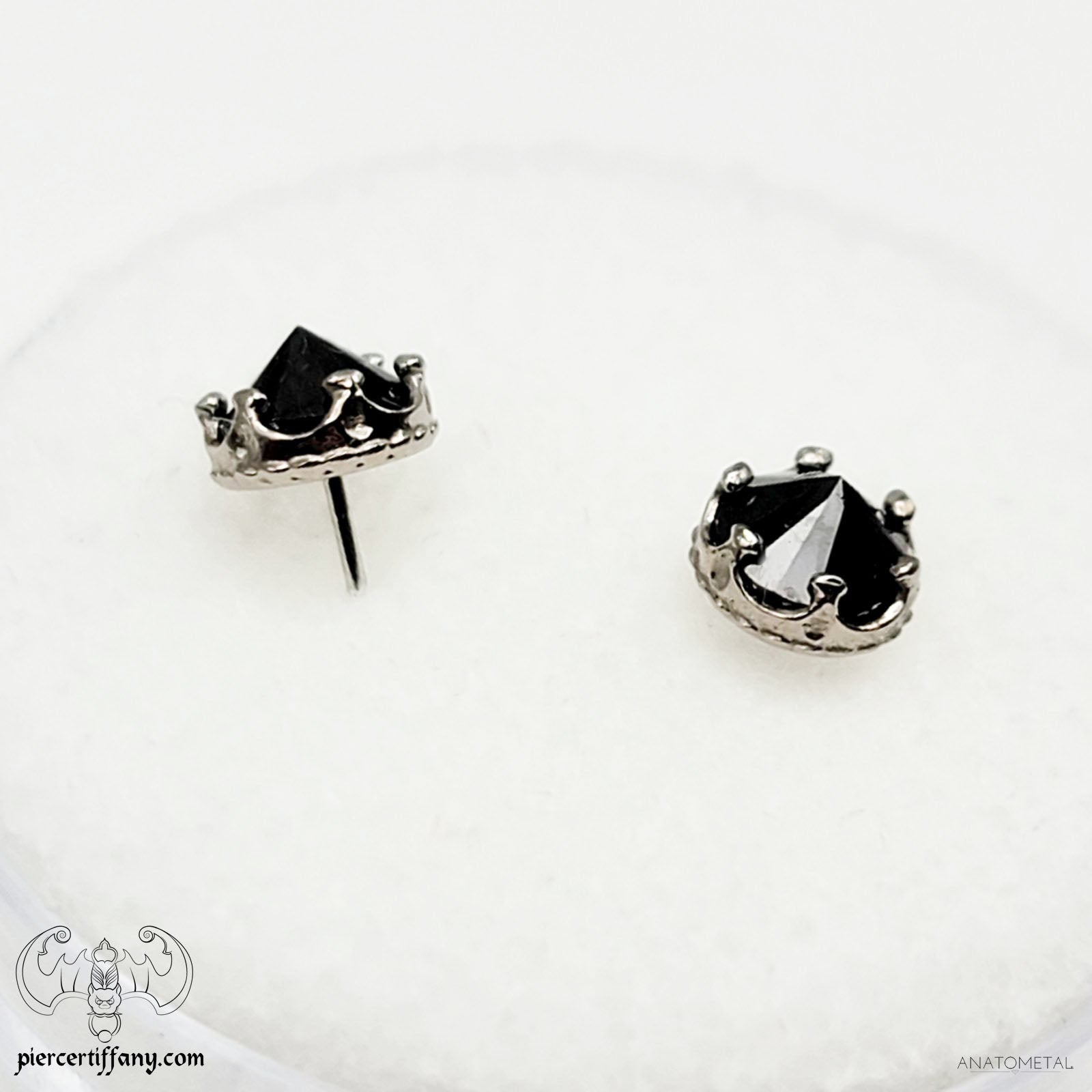 18K Queen Threadless End Anatometal | Piercings by Tiffany